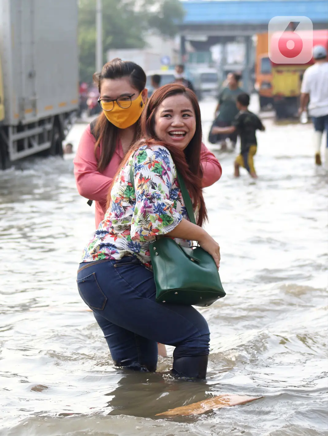FOTO: Banjir Rob Masih Genangi Pelabuhan Muara Baru - Foto Liputan6.com