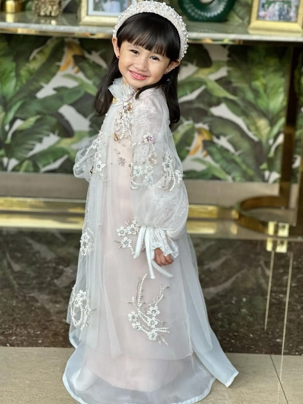10 Potret Khalisa Anak Kartika Putri saat Lebaran, Cantik Bak Princess - Entertainment Fimela.com