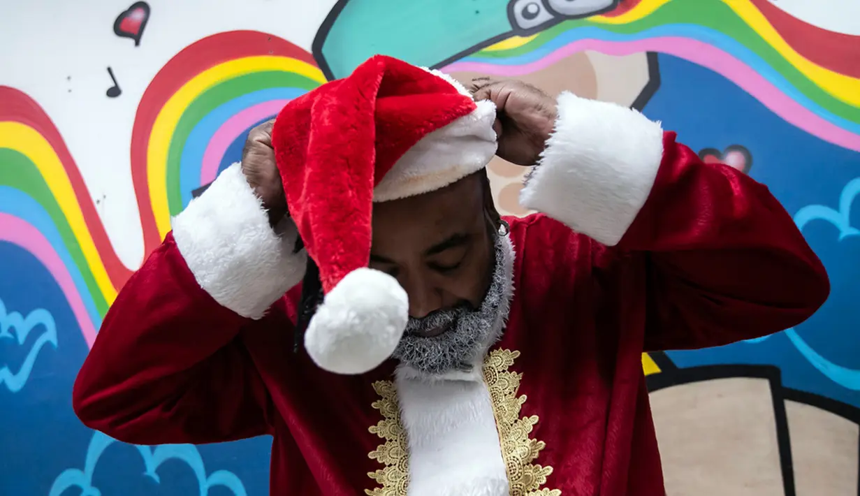 Sambut Natal, Black Santa Hibur Anak-Anak di Brasil - Foto Liputan6.com