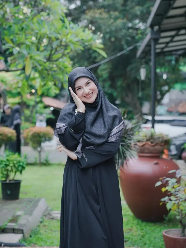 6 Model Gamis Hitam Elegan Irish Bella dan Setelan Hijabnya, Inspirasi ...