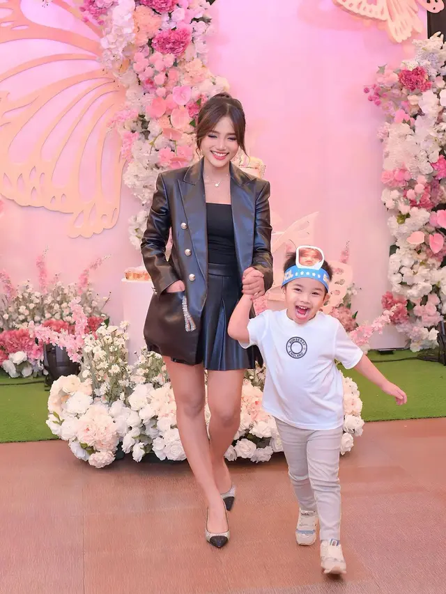 6 Potret Fuji Ultah ke-21: Masih Trauma dan Janji Ke Almarhum Bibi Andriansyah Tak Mau Nangis ...