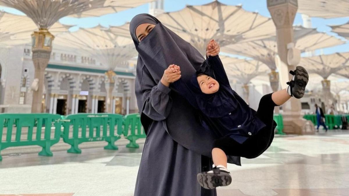 6 Potret Kompak Ria Ricis dan Moana saat Umrah, Terlihat Bahagia