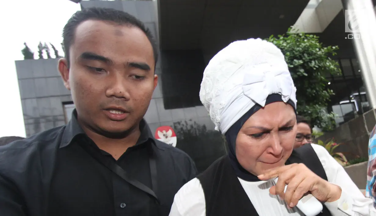 FOTO: Tangis Ibu Zumi Zola Usai Diperiksa KPK - Foto Liputan6.com