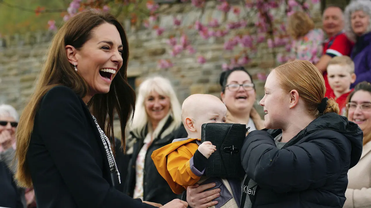 Momen Kate Middleton Ngakak Lihat Tasnya Jadi Mainan Bayi, Ibu Si Kecil ...