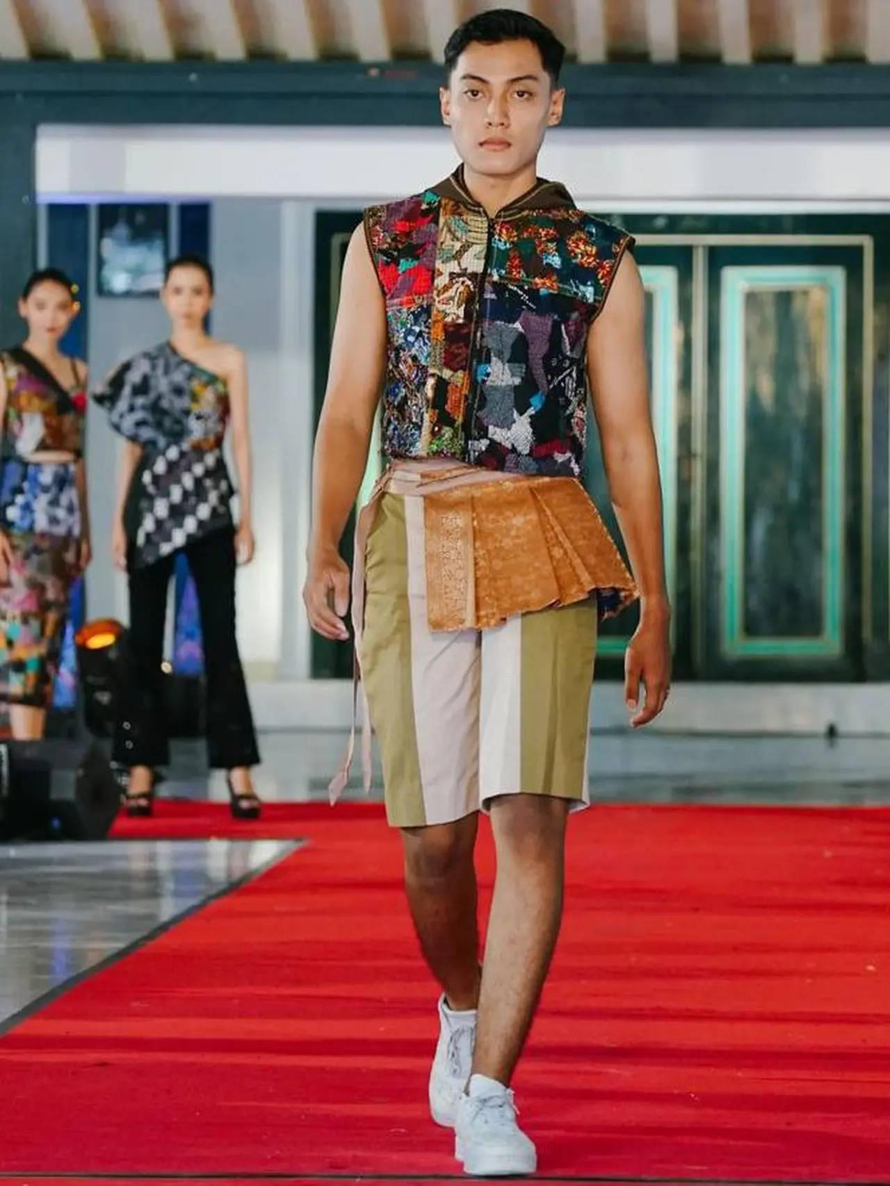 Kisah Indra Gunawan, Guru Viral yang Kerap Pakai Baju Unik Karya Siswa ...