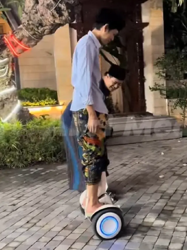 Momen Lucu saat Gus Iqdam Jajal Hoverboard Haji Beky Sebelum Pengajian ...
