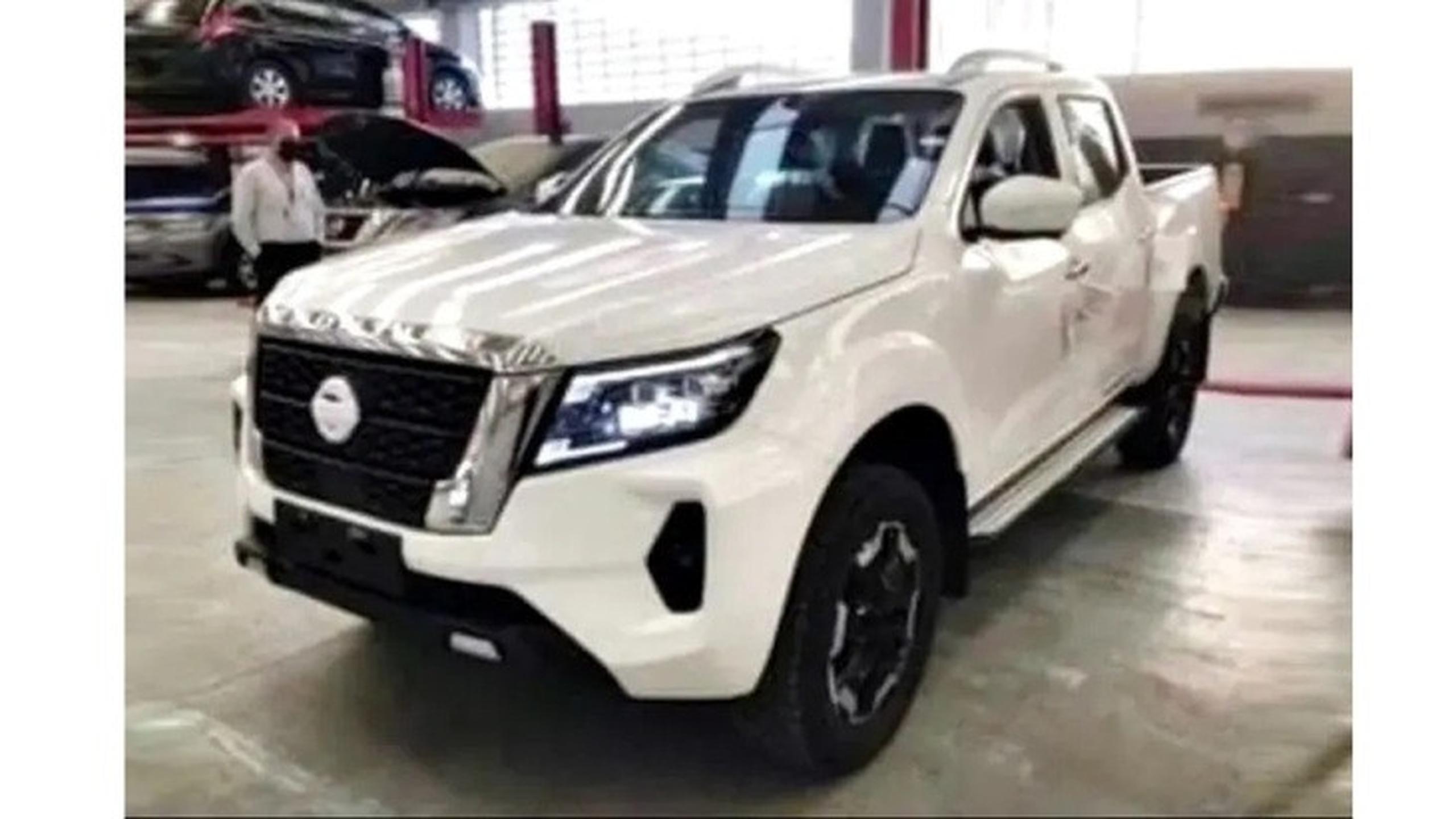 Mitsubishi Mulai Produksi Nissan Navara dan Rogue PHEV