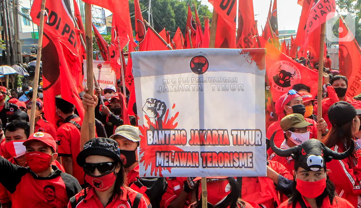 FOTO: Bendera PDIP Dibakar, Kader Datangi Polres Jakarta Timur - Foto ...