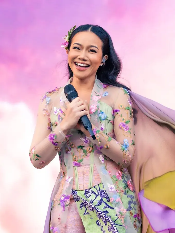 Seringkali Kenakan Outfit Batik, Berikut 7 Gaya Outfit Batik ala Yura Yunita - Entertainment ...
