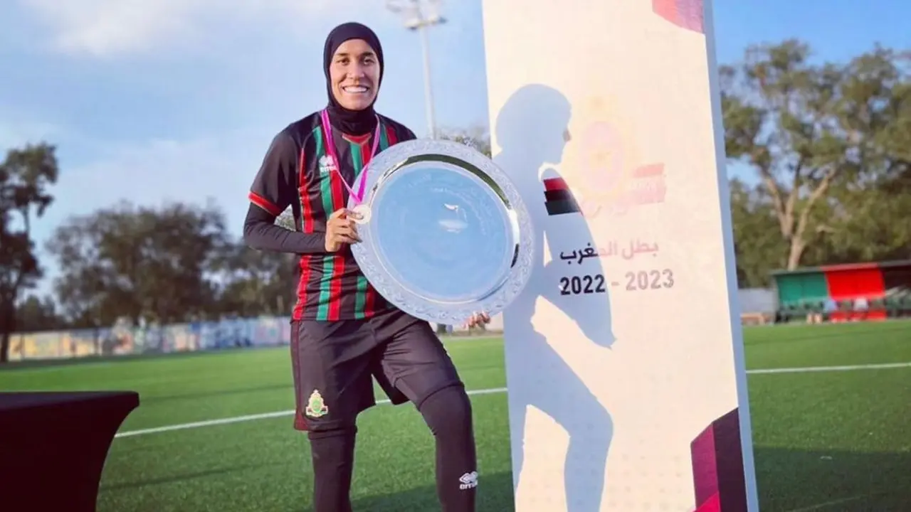 Sejarah Tercipta, Nouhaila Benzina Jadi Pemain Berhijab Pertama di ...