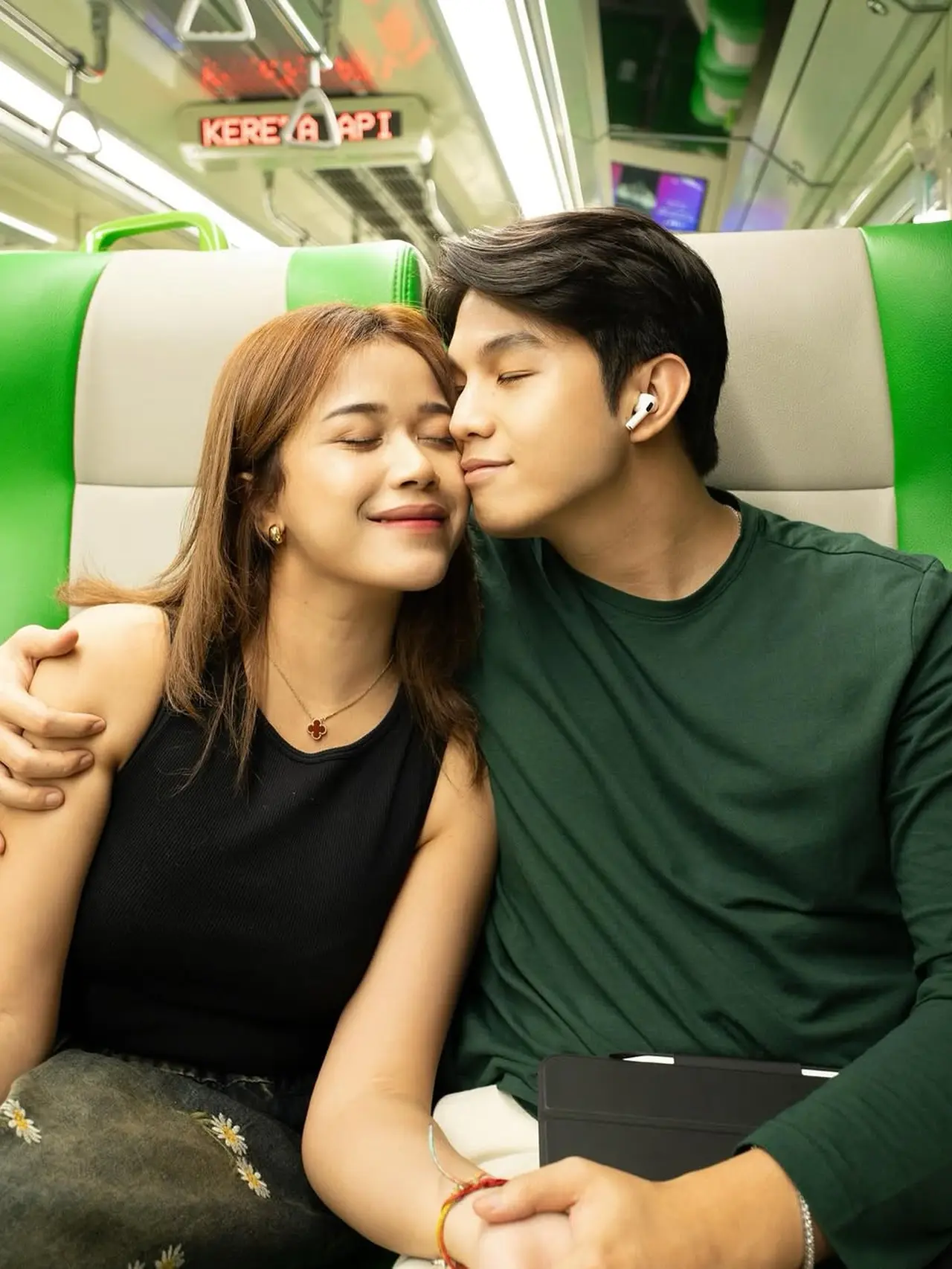 Brisia Jodie Dilamar, Intip 5 Potret Mesranya dengan Jonathan Alden Selama Pacaran - Hot ...