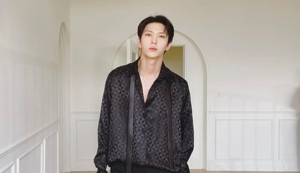 Ulang Tahun ke-31, Potret Pesona Leo VIXX yang Kian Bersinar - Foto ...