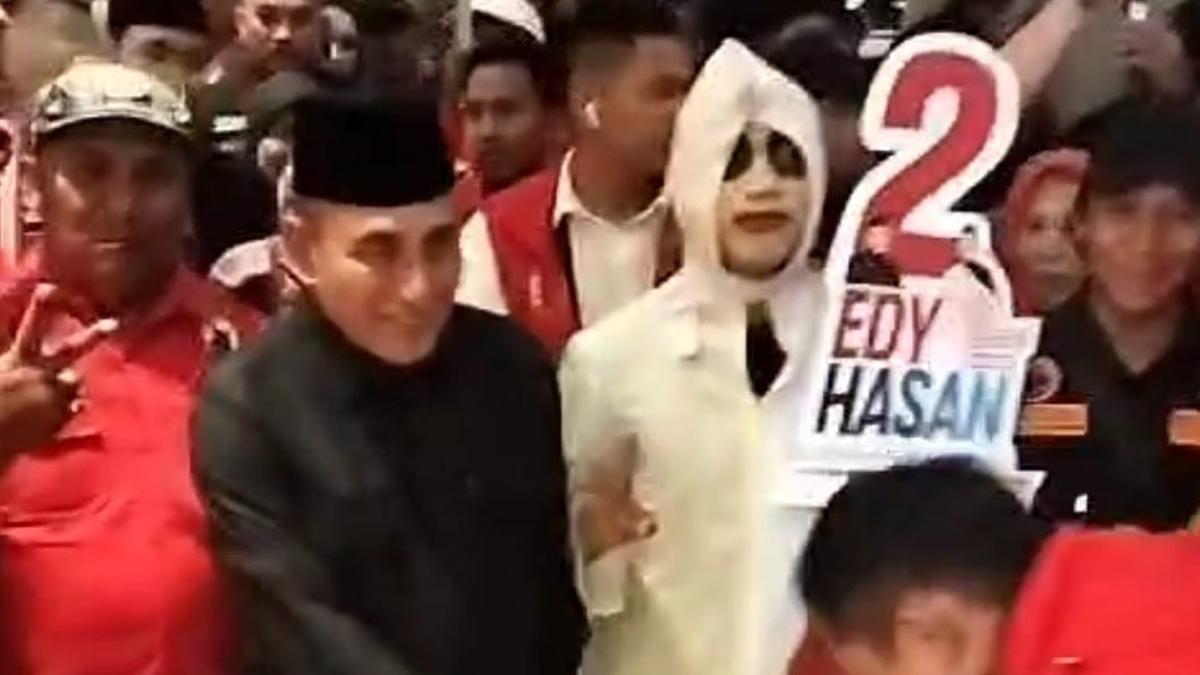 Kostum Pocong Pendukung Edy-Hasan di Debat Perdana Pilgub Sumut 2024 ...