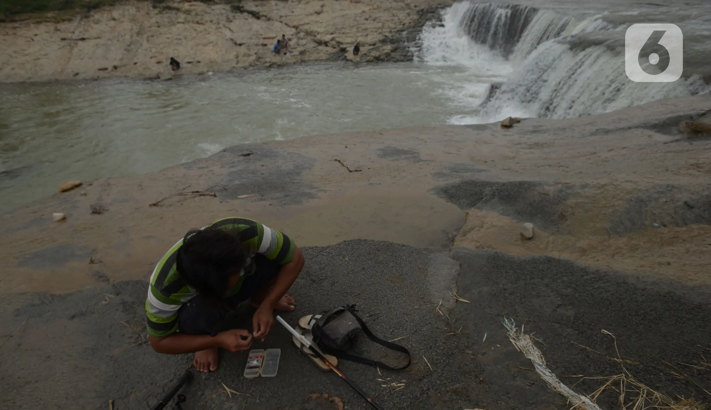 FOTO: Mengisi Waktu dengan Memancing Ikan di Sungai Cileungsi - Foto ...