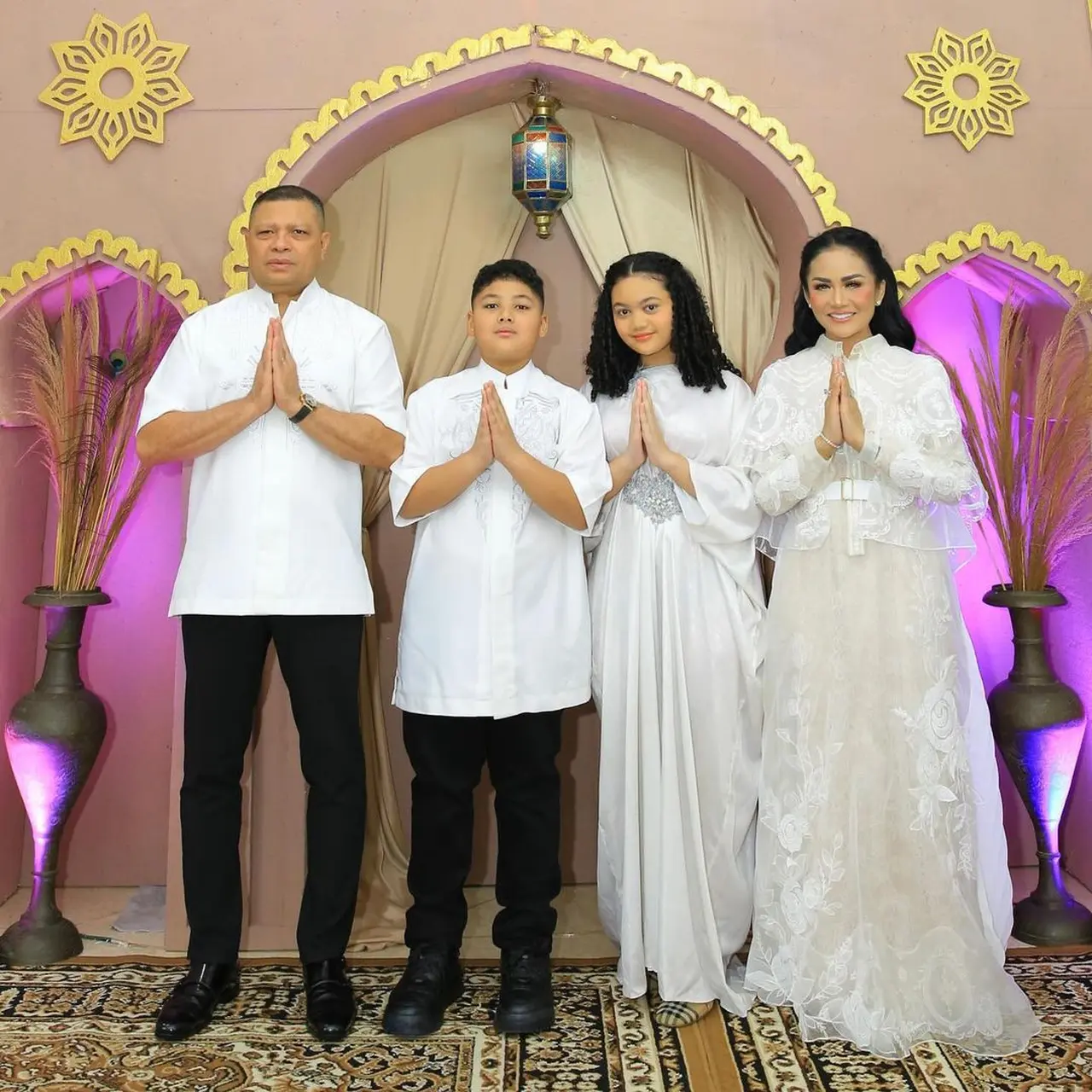6 Potret Baju Lebaran Shimmer Para Selebriti yang Jadi Tren Tahun Ini ...