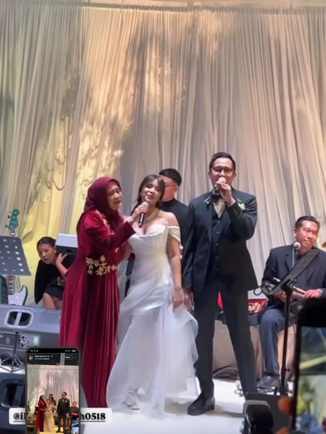 Aldi Bragi dan Ikke Nurjanah Penuhi Permintaan Anak, Duet Lagu Memandangmu di Pernikahan Putri ...