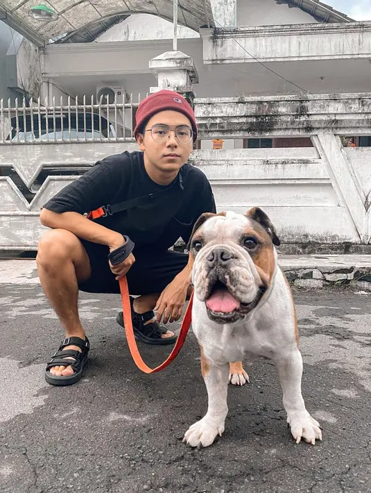FOTO: Gaya Brandon De Angelo Pakai Topi, Makin Keren - Foto Liputan6.com