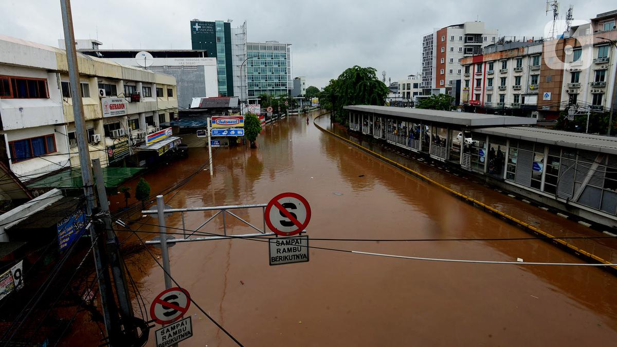 FOTO: Begini Suasana Banjir di Kawasan Grogol - Foto Liputan6.com