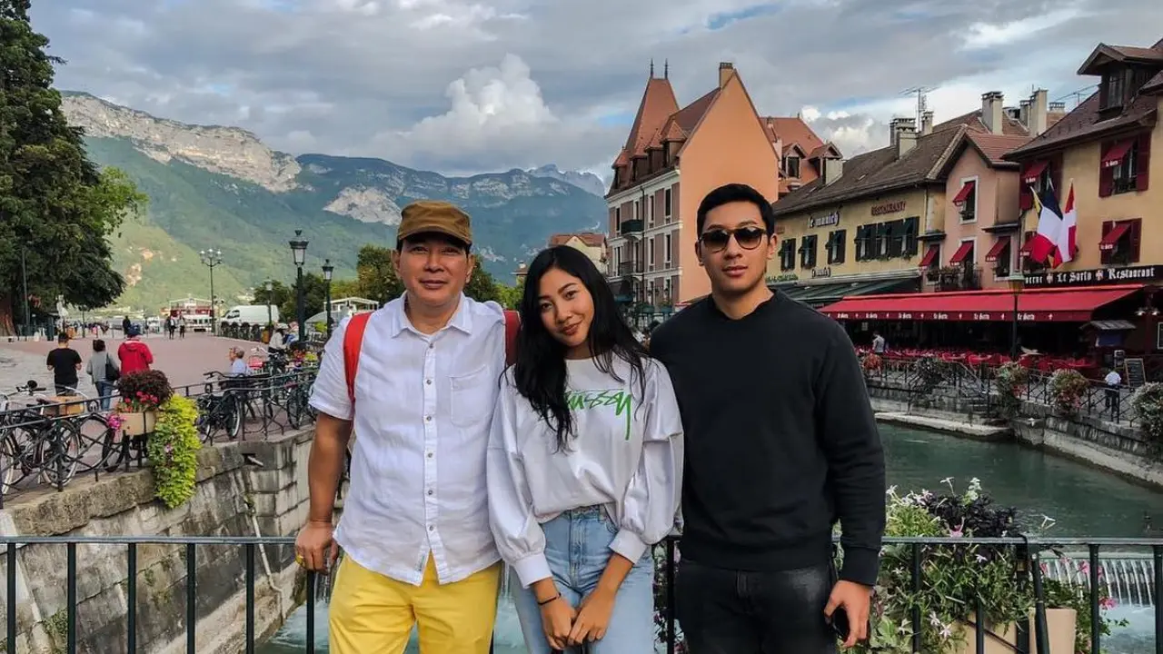 Gaya Modis Gayanti Hutami, Anak Bungsu Tommy Soeharto dan Tata Cahyani - Lifestyle Liputan6.com