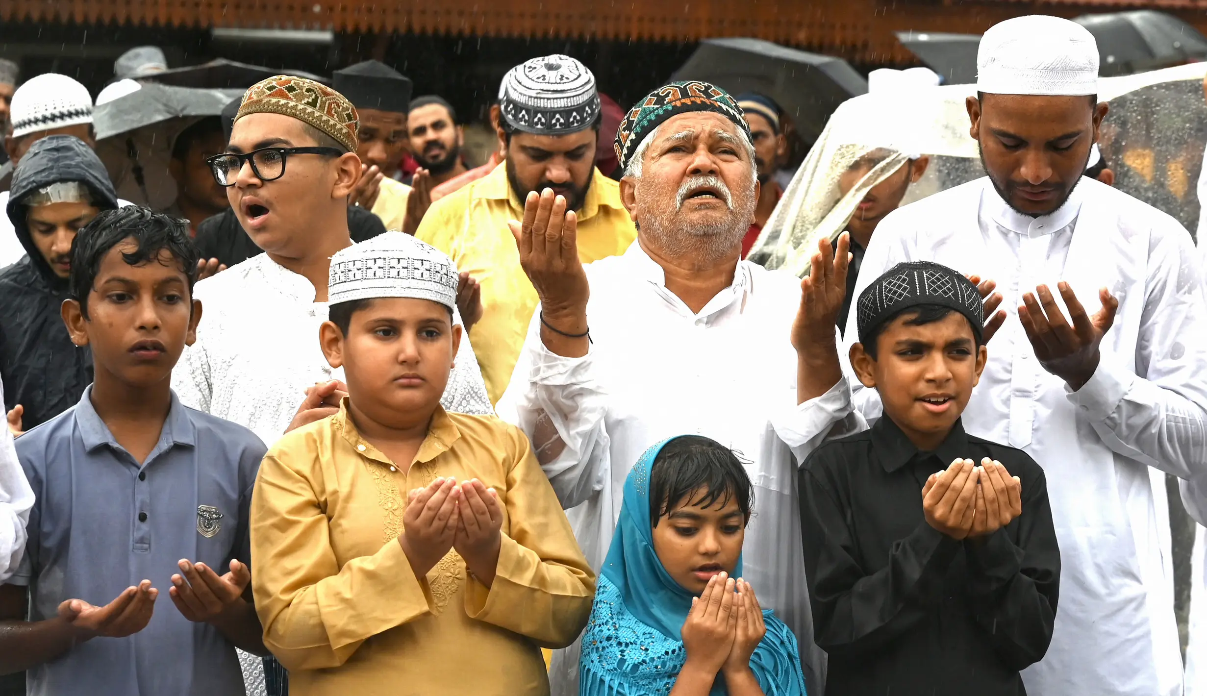 Ketika Umat Muslim India Sholat Idul Adha 2023 di Bawah Guyuran Hujan ...