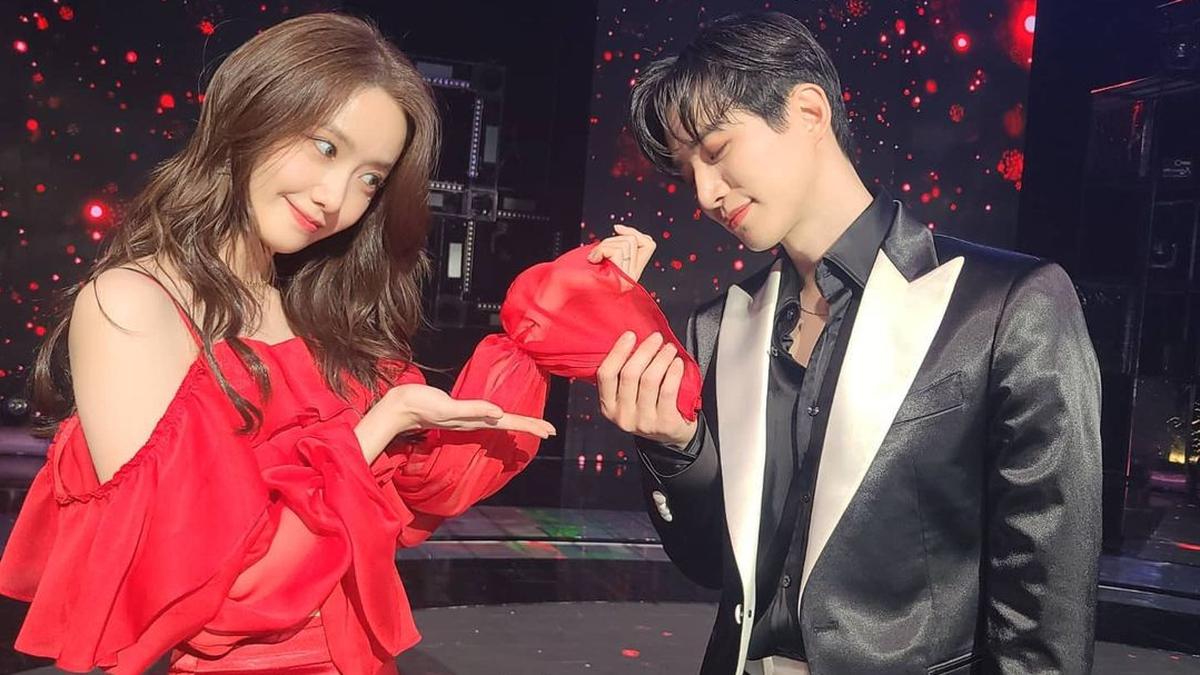 6 Gaya Serasi Junho 2PM dan Yoona SNSD yang Dikabarkan Tengah Berpacaran - Photo Fimela.com