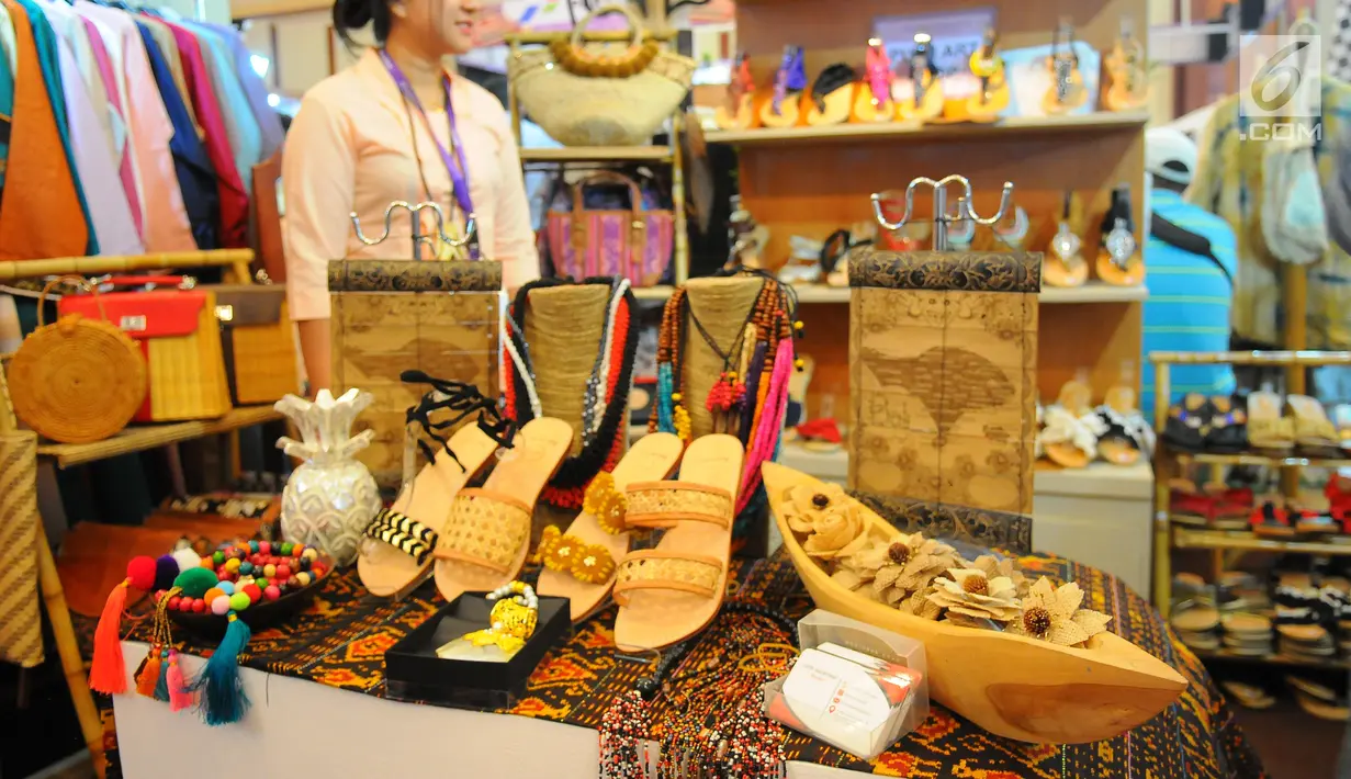 FOTO: Berburu Produk Kerajinan Nusantara di DhawaFest Pesona 2019 - Foto Liputan6.com