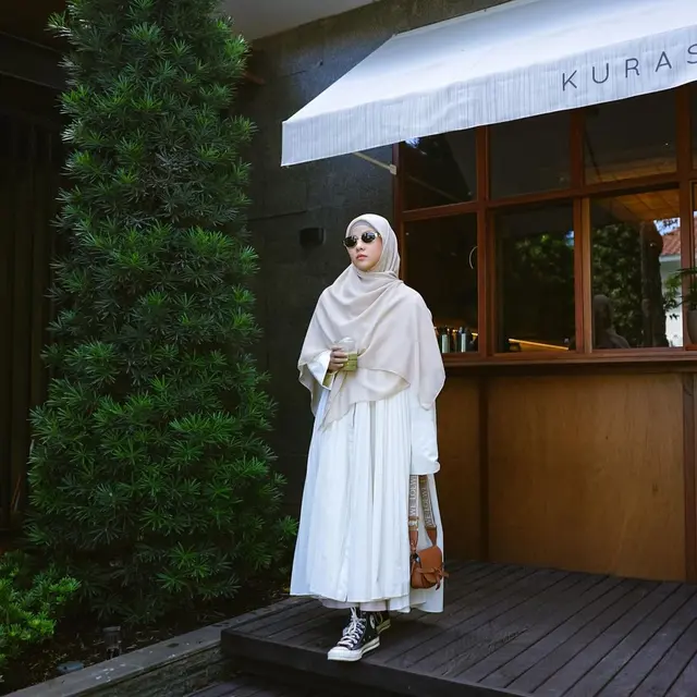 Tampil Syar’i dan Stylish, Ini Inspirasi Padu Padan Hijab Menutup Dada ala Natasha Rizky ...
