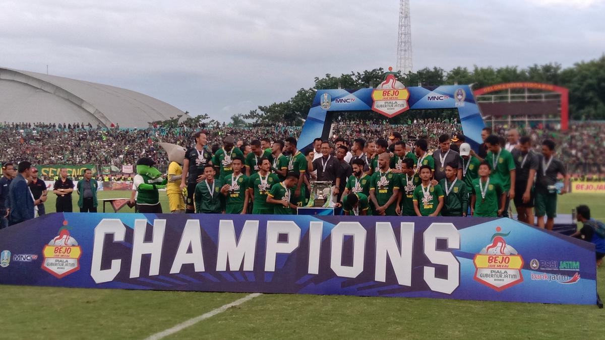 Persebaya Belum Angkat Trofi Juara, Aji Santoso Berpesan untuk Bonek ...