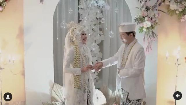 6 Momen Pernikahan YouTuber Ujung Oppa dan Kania Permatasari, Usung ...