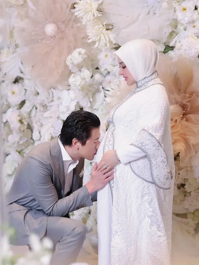 6 Potret Syahrini Hamil Setelah 5 Tahun Nikah, Reino Barack Kecup Kening Istri Hingga Pegangi ...