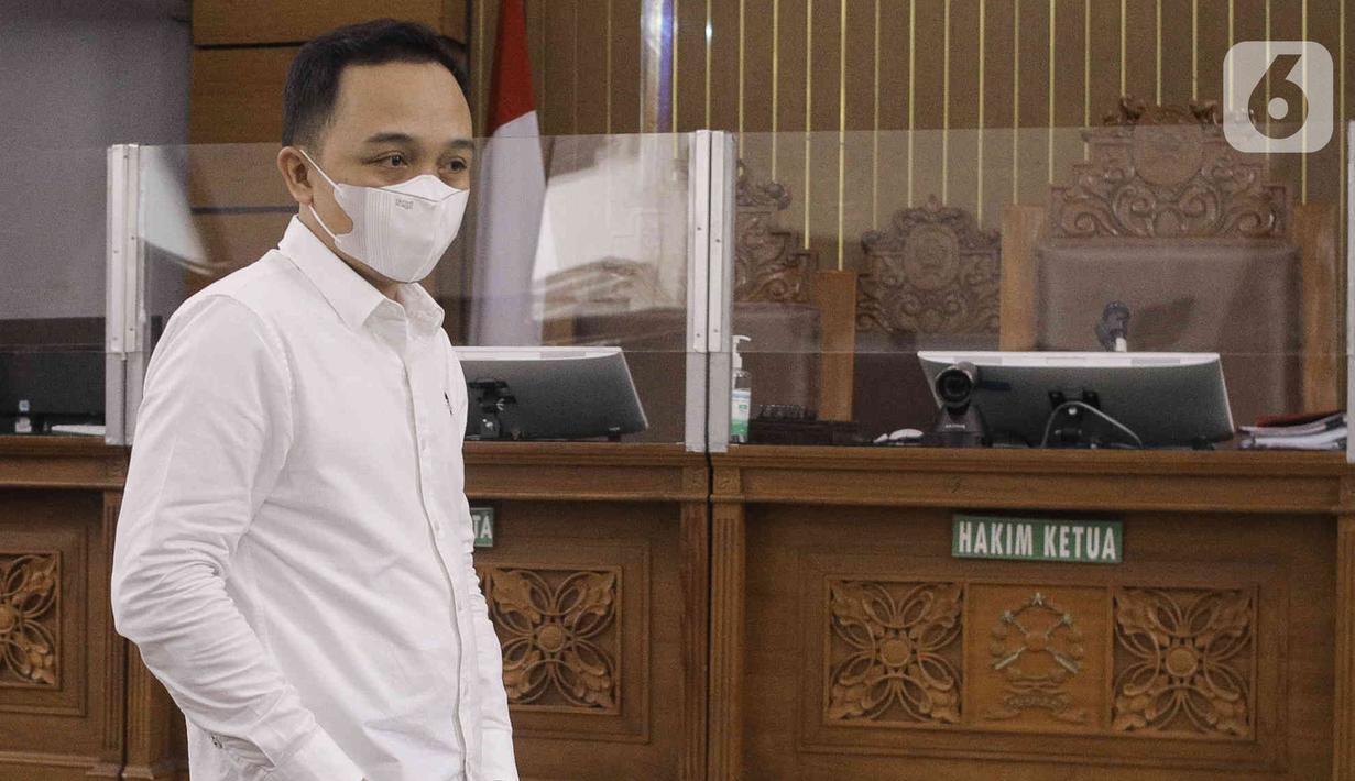 Ekspresi Tanpa Senyum Ricky Rizal Dituntut Delapan Tahun Penjara di ...
