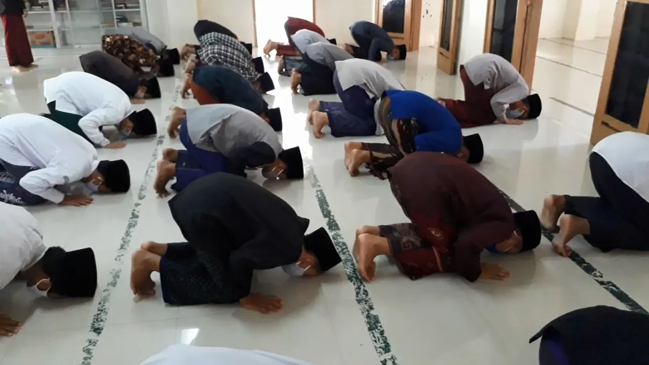Tata Cara dan Bacaan Sujud Sahwi Lengkap Arab, Latin, dan Artinya ...