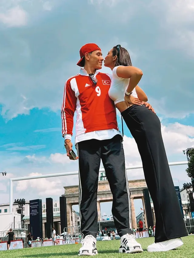 Tampil Kompak, Ini 7 Potret Andrea Dian dan Ganindra Bimo Nonton Euro ...