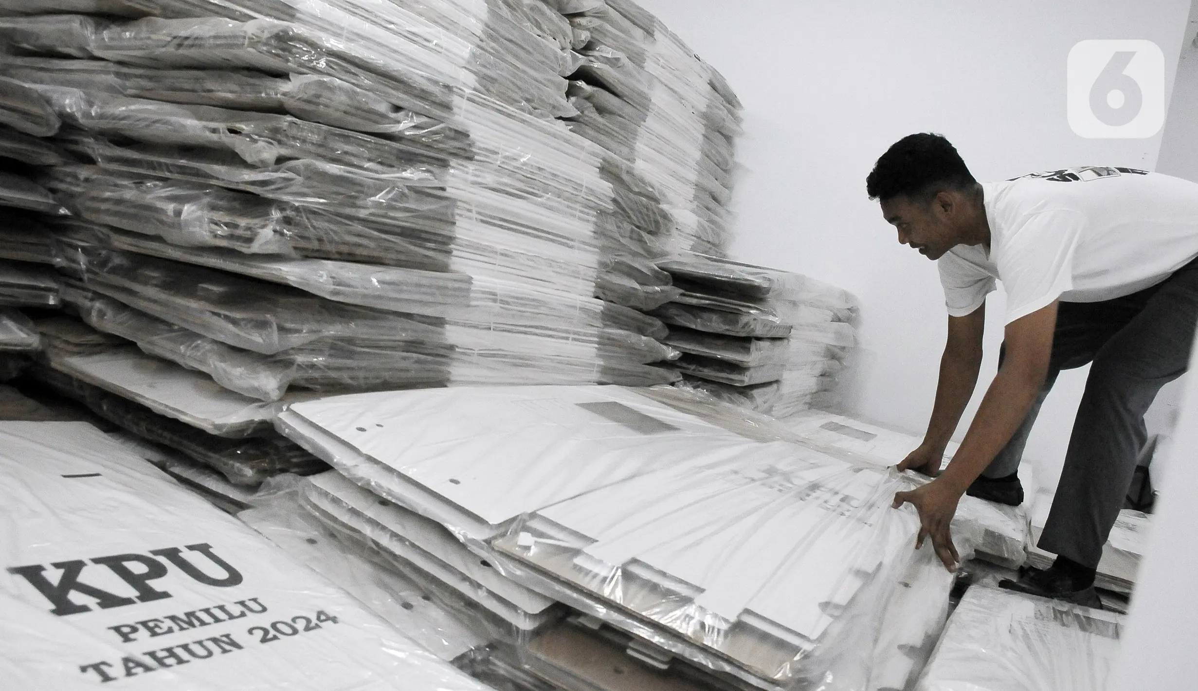 Kpu Administrasi Jakarta Pusat Terima Logistik Tahap Pertama Pemilu