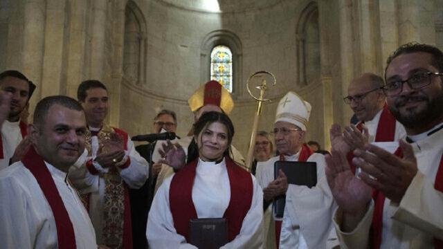 Sally Azar Catat Sejarah Sebagai Perempuan Pertama yang Jadi Pastor di ...