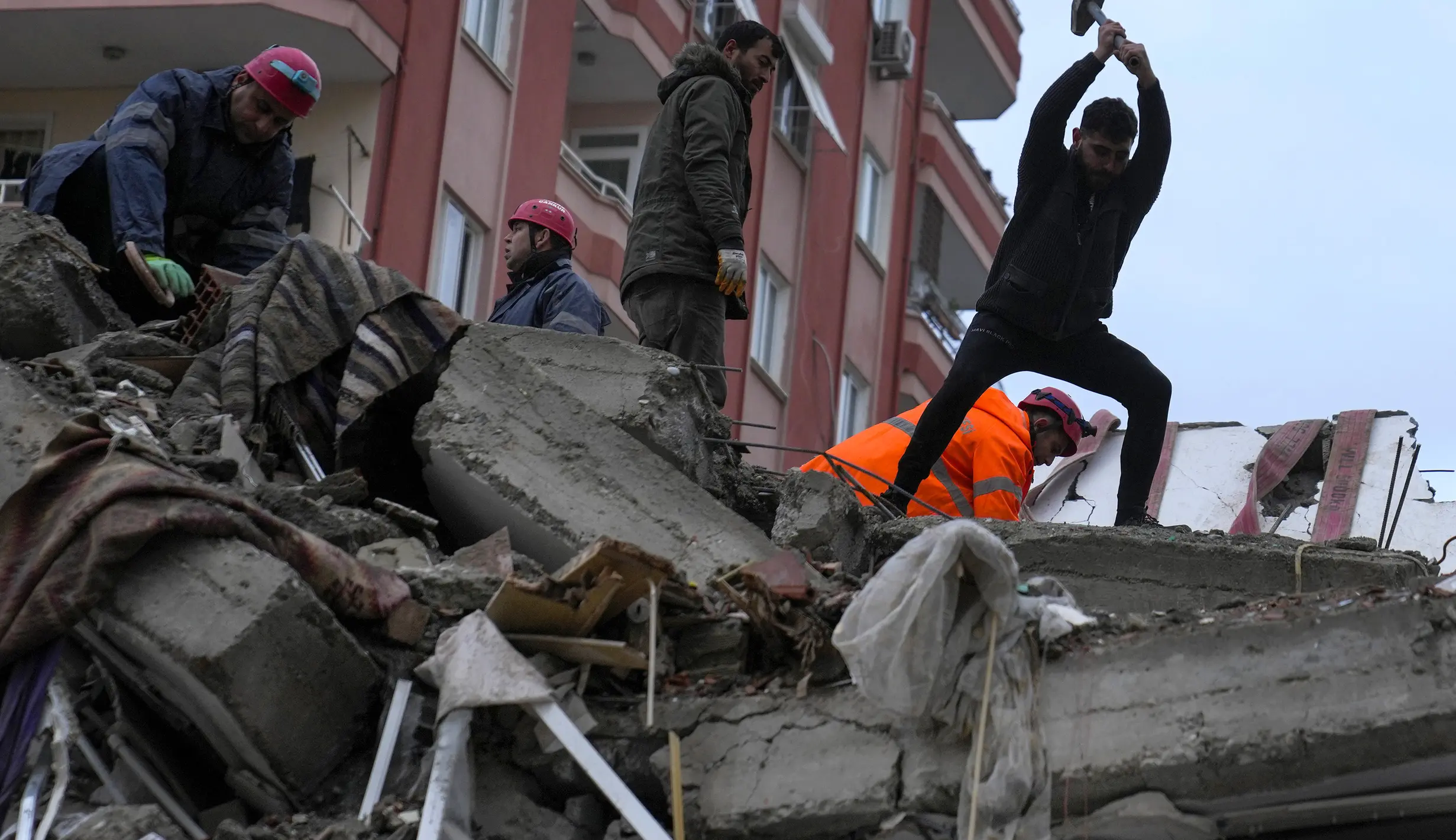 Penuh Perjuangan, Begini Potret Evakuasi Korban Gempa Turki dan Suriah - Foto Liputan6.com