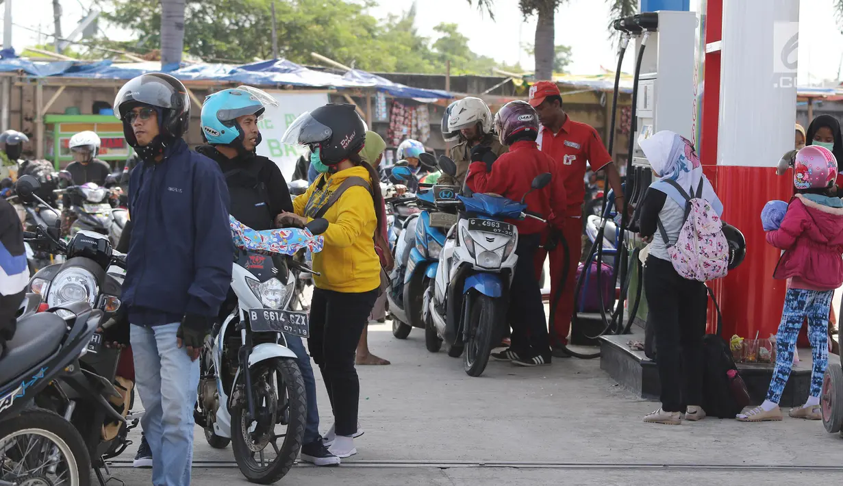 FOTO: Pemudik Sepeda Motor Ramaikan SPBU di Brebes - Foto Liputan6.com