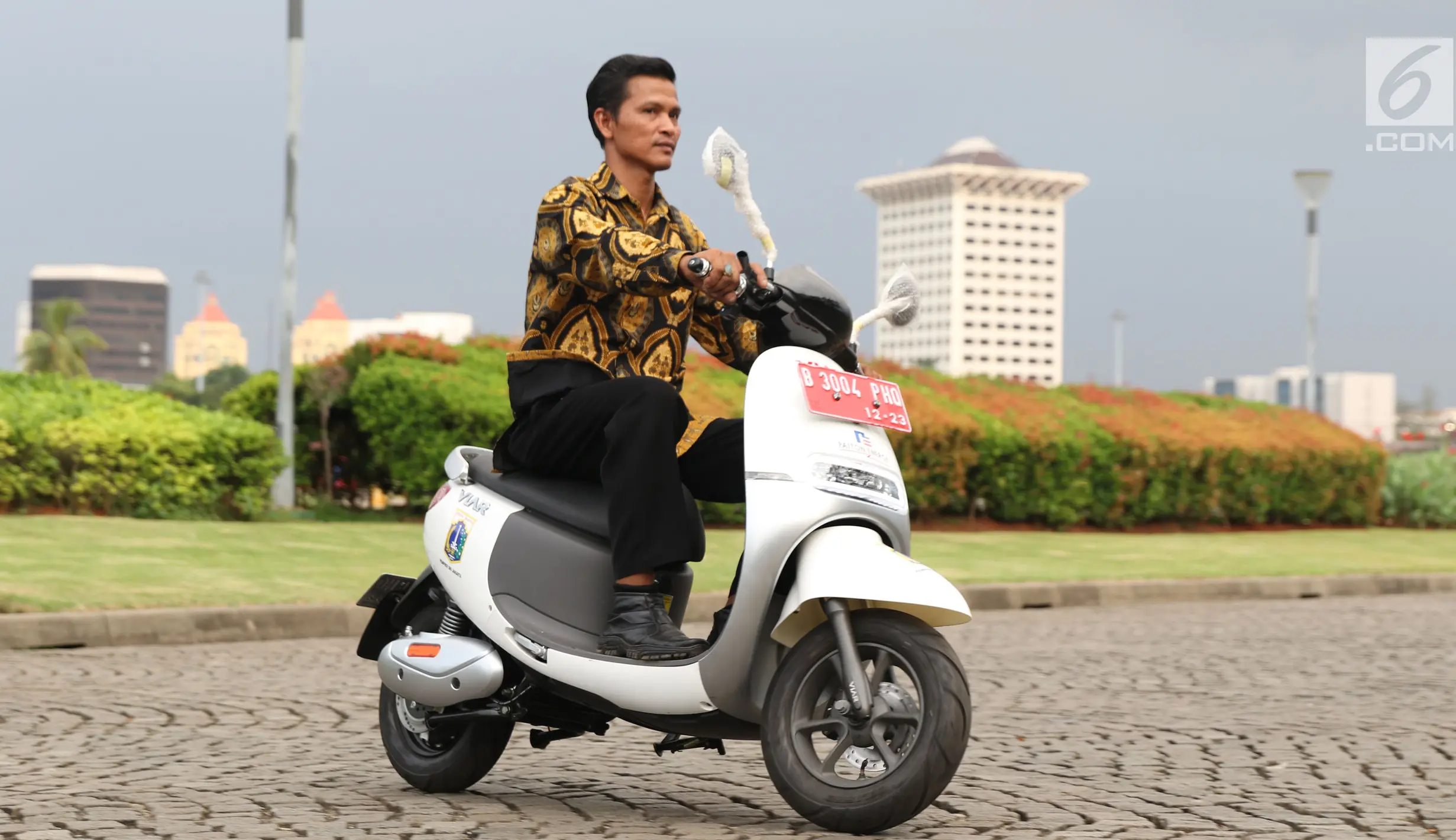 FOTO: 20 Unit Motor Listrik Jadi Kendaraan Operasional Monas - Foto ...