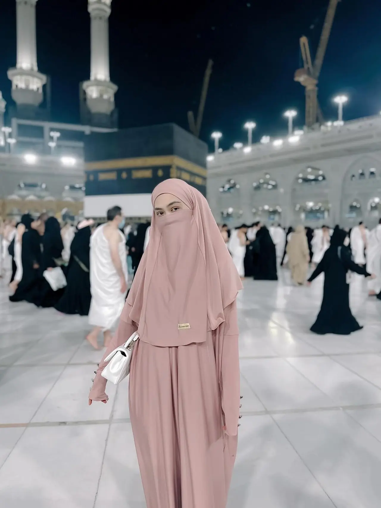 6 Gaya Ria Ricis Naik Haji Bersama Dua Kakaknya, Sibling Goals Tampil ...