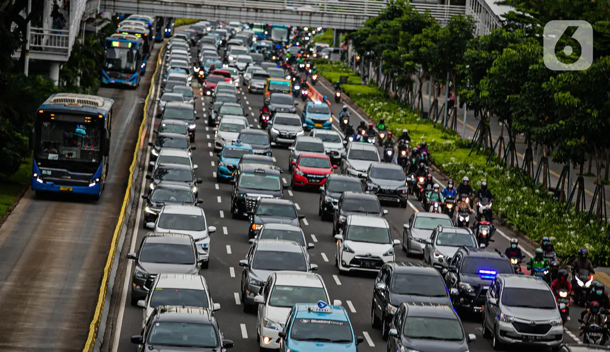 FOTO: Rencana Pelarangan Mobil Berusia 10 Tahun Melintas di Jakarta ...
