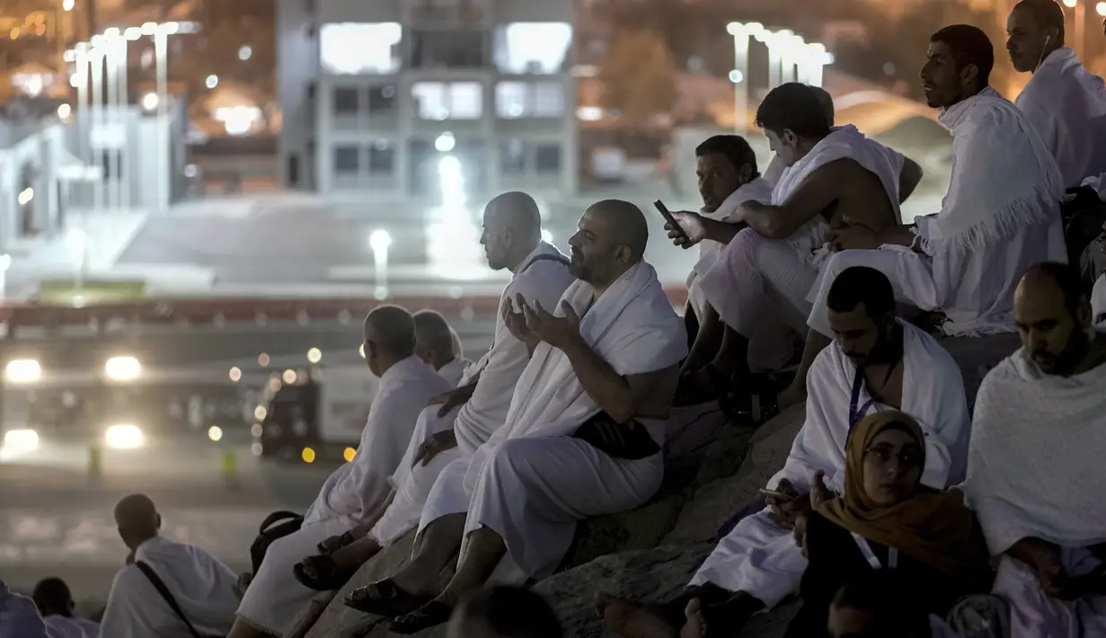 Kekhusyukan Jemaah Haji Panjatkan Doa di Jabal Rahmah - Foto Liputan6.com