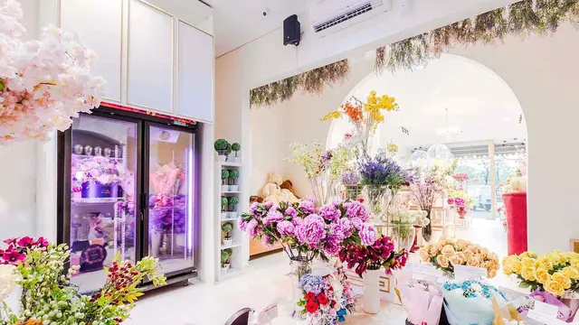 Desain Toko Bunga Serba Putih Bernuansa Klasik Kontemporer yang Cantik ...