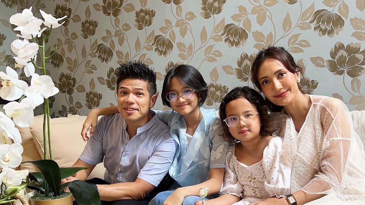 Bangganya Artika Sari Devi dan Baim, Putri Sulungnya Meraih Medali Perak untuk Kejuaraan Anggar ...