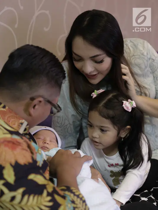 FOTO: Selamat, Dokter Cantik Reisa Broto Asmoro Dikaruniai Anak Laki-Laki - Foto Liputan6.com