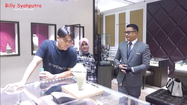 7 Potret Billy Syahputra Beli Cincin Berlian Tunangan, Minta Talangan Kakak