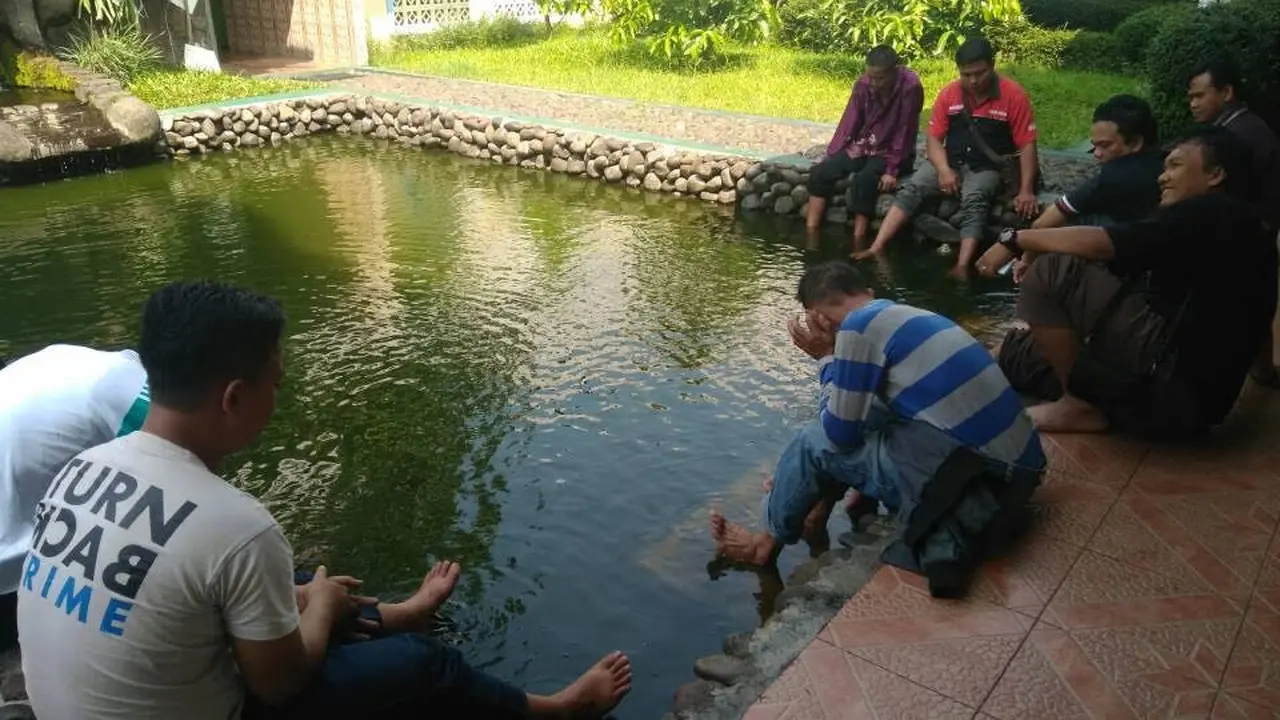 Terapi Ikan Ringankan Penat Pemudik di Jalur Alternatif Garut - Islami ...