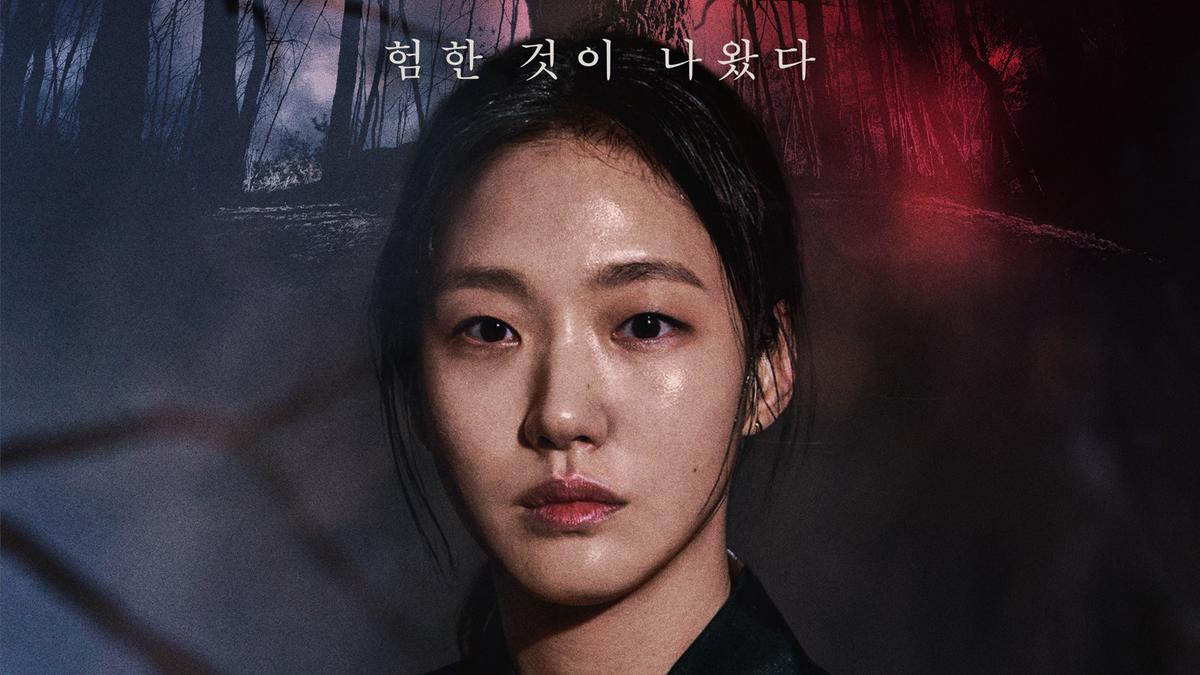 Exhuma Tembus 3 Juta Penonton, Film Terbaru Kim Go Eun Kala Jadi Dukun Muda