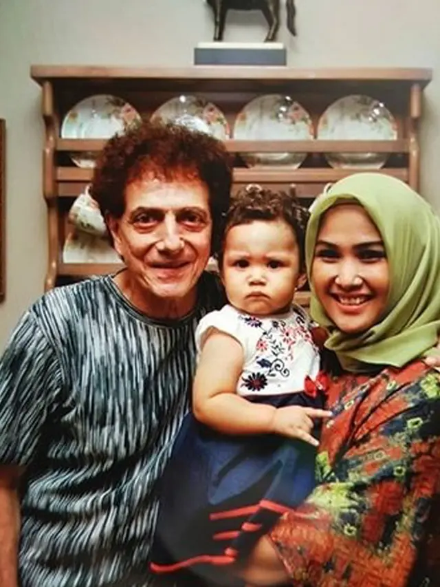 6 Potret Ahmad Albar dengan Putrinya Beda Usia 70 Tahun - ShowBiz ...