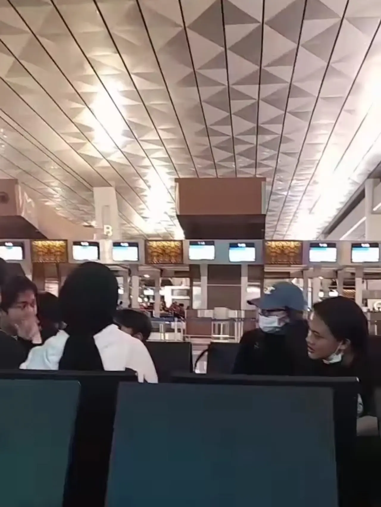 7 Potret Perdana Mahalini Bareng Santyka Pacar Sule, Outfitnya Jadi ...