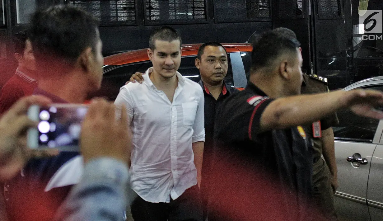 FOTO: Sidang Perdana Kasus Kokain, Steve Emmanuel Berpenampilan Baru ...